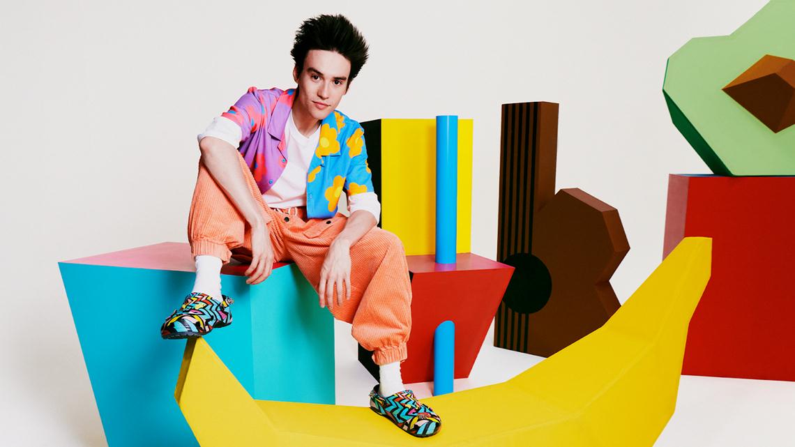 Collab Jacob Collier x Crocs chega em edição limitada para os ...